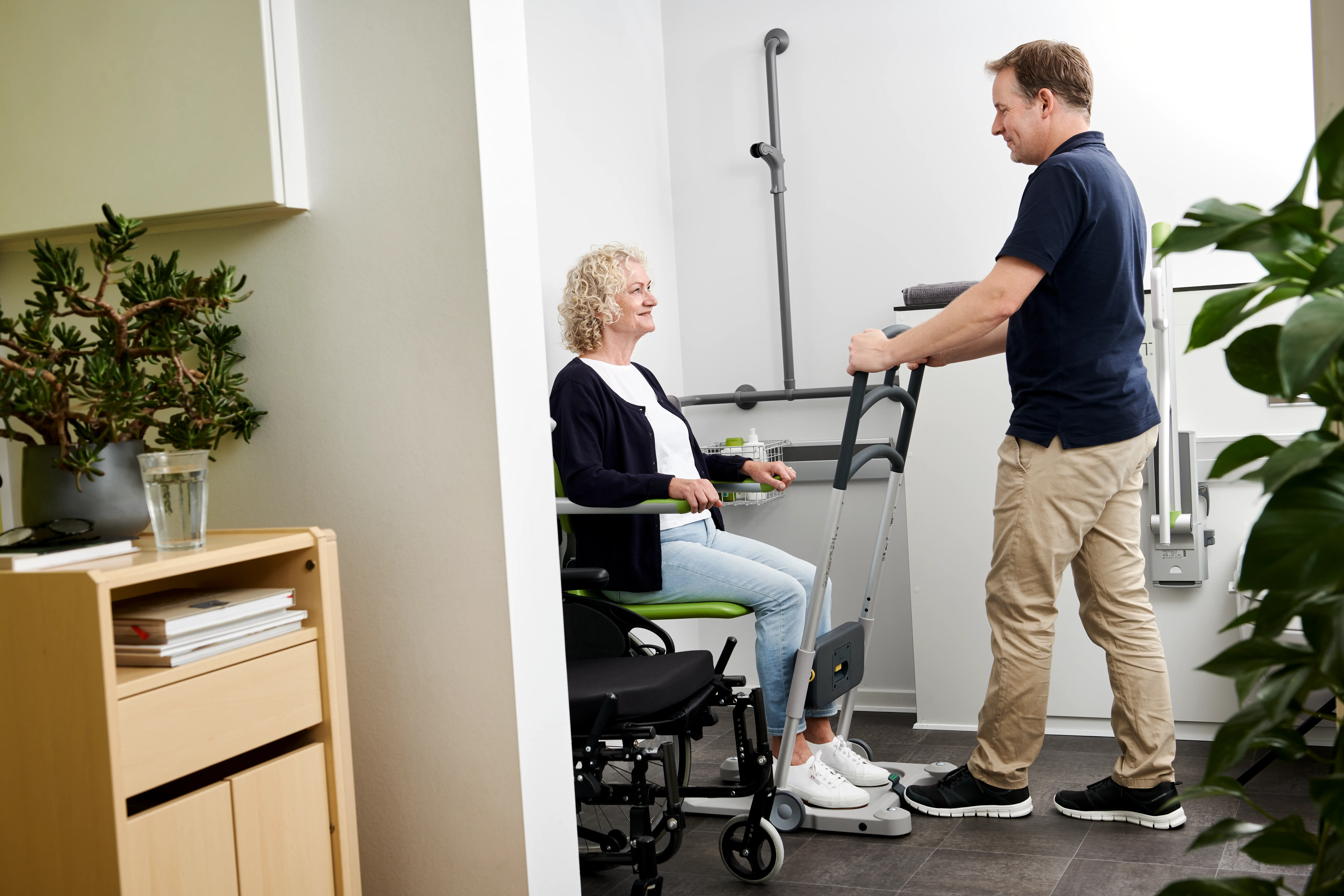 Transfer platform - Easy, comfortable and safe standing transfer ...